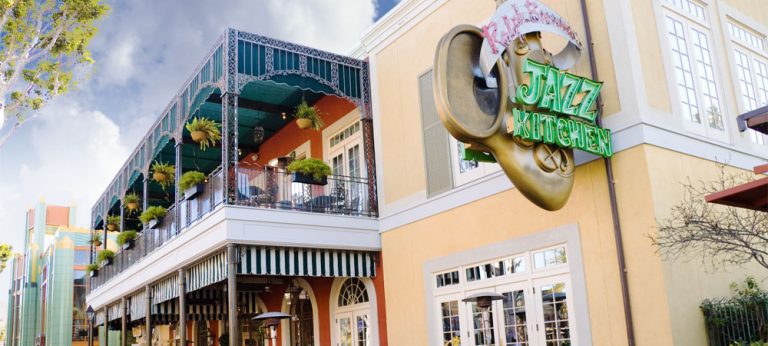 Best Disneyland Restaurant Reviews + Disneyland Dining Tips