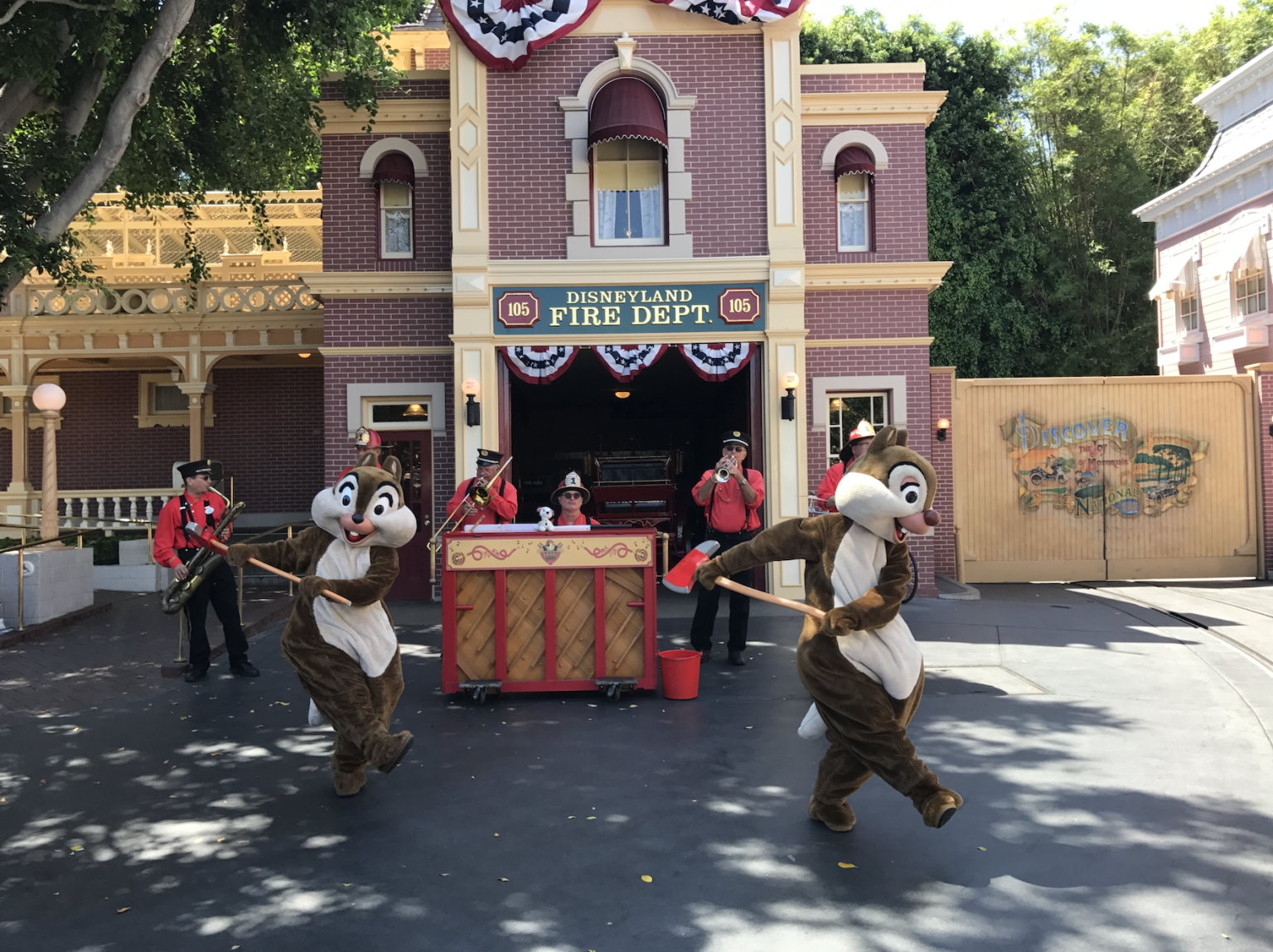 Disneyland Characters, the Ultimate Guide + Disneyland Character List ...