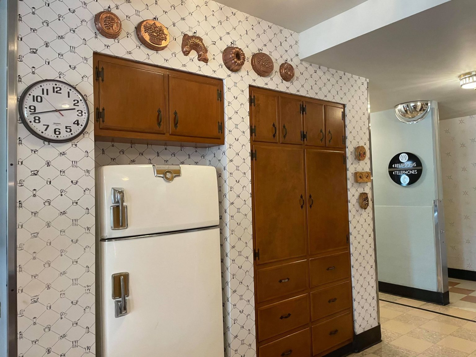 50's Prime Time Café Review: Comfort Food in Mom's Kitchen