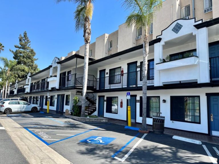 Park Vue Inn Review - Across the Street from Disneyland