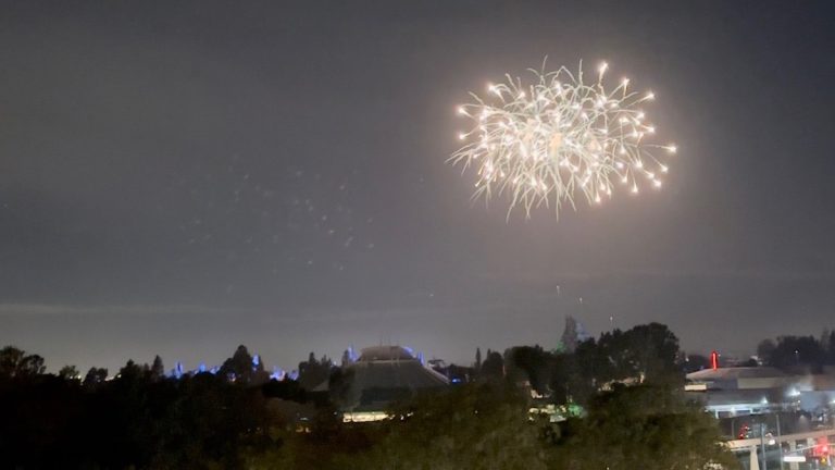 Hotels with Disneyland Fireworks View - Watch Outside the Park