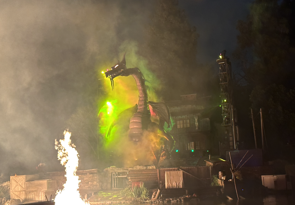 Disneyland Fantasmic! Dragon Erupts in Flames During Show - Longterm ...