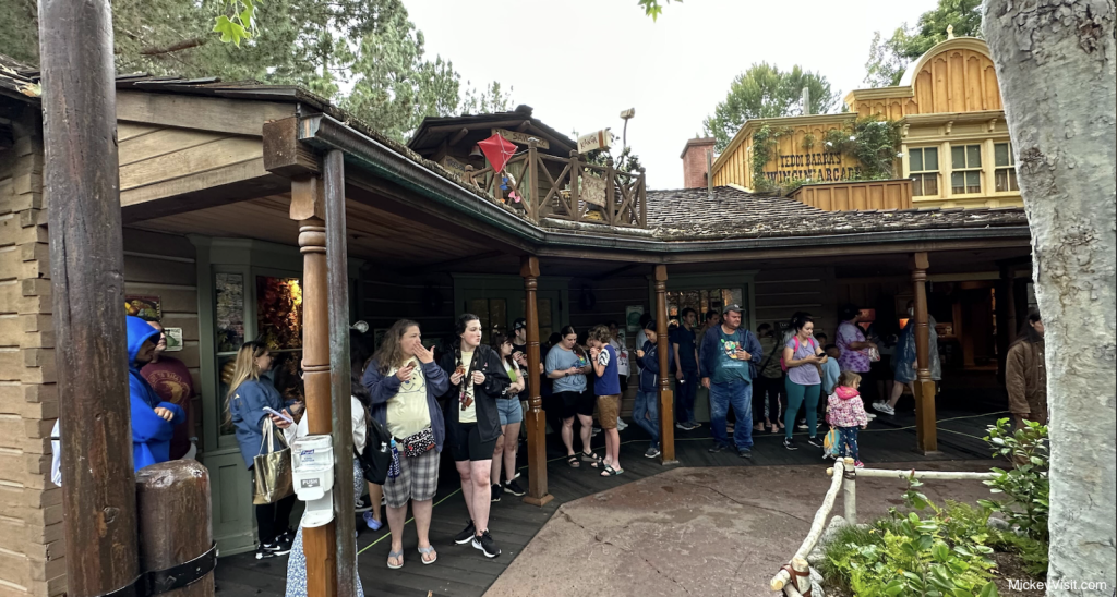 PHOTOS! Disneyland's Splash Mountain Closing Day Draws Crowds