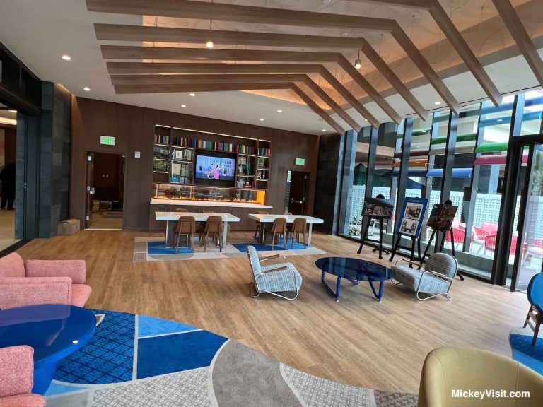 Is This New Hidden Disneyland Outdoor Restaurant & Bar Worth Your Time ...