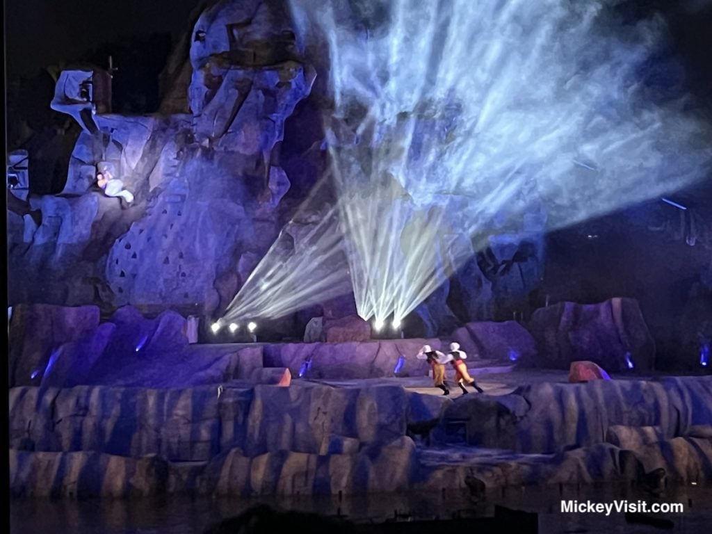 Disneyland Fantasmic! Dragon Erupts in Flames During Show - Longterm ...