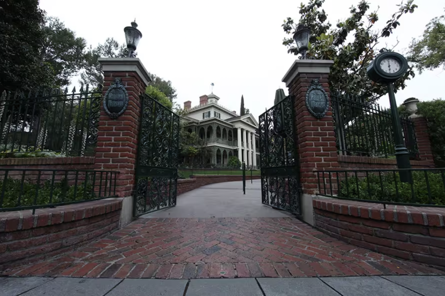 14 Spooky (and Somewhat Disturbing) Secrets of Disney's Haunted Mansion ...