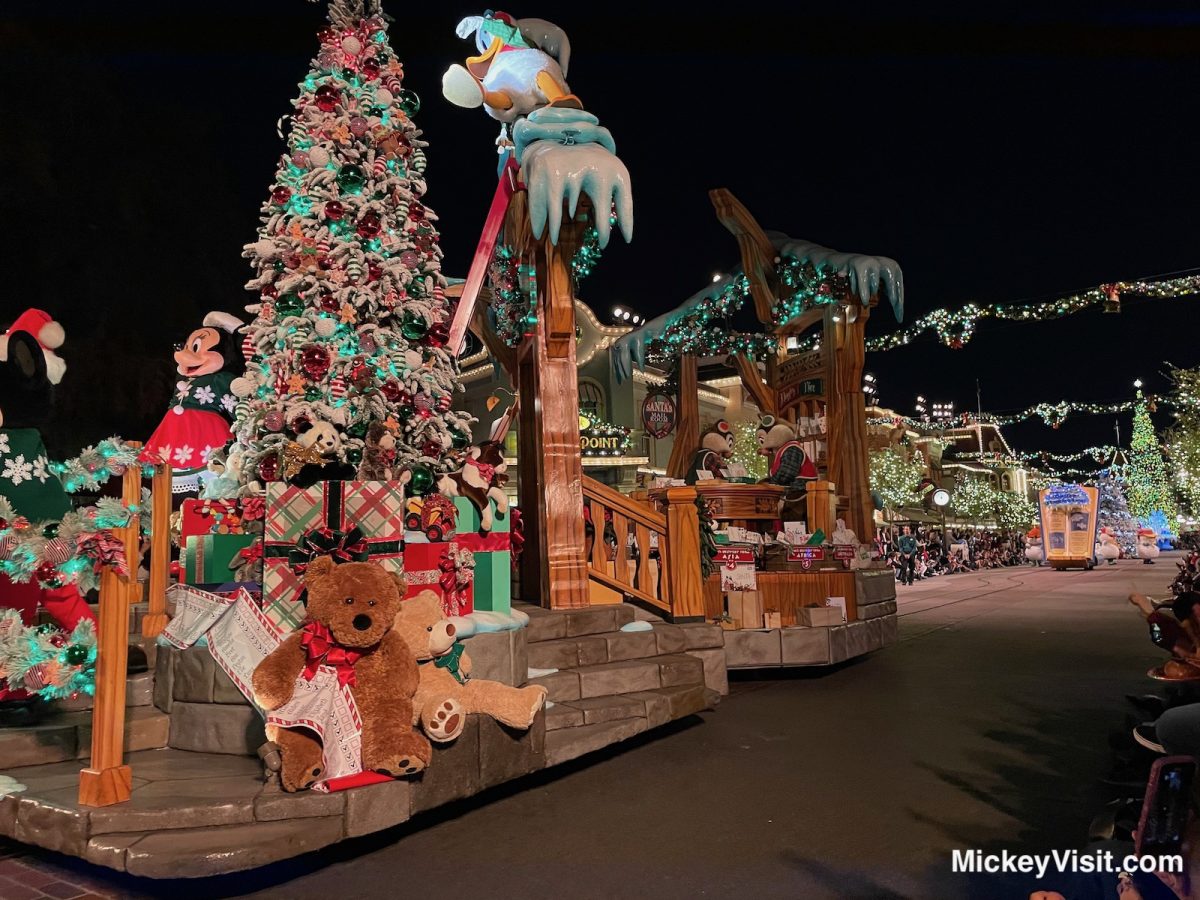 Disneyland Christmas Parade - Dates, Times, Dining Packages