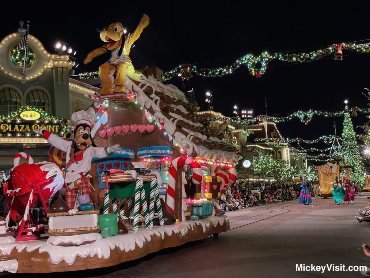Disneyland Christmas Parade - Dates, Times, Dining Packages