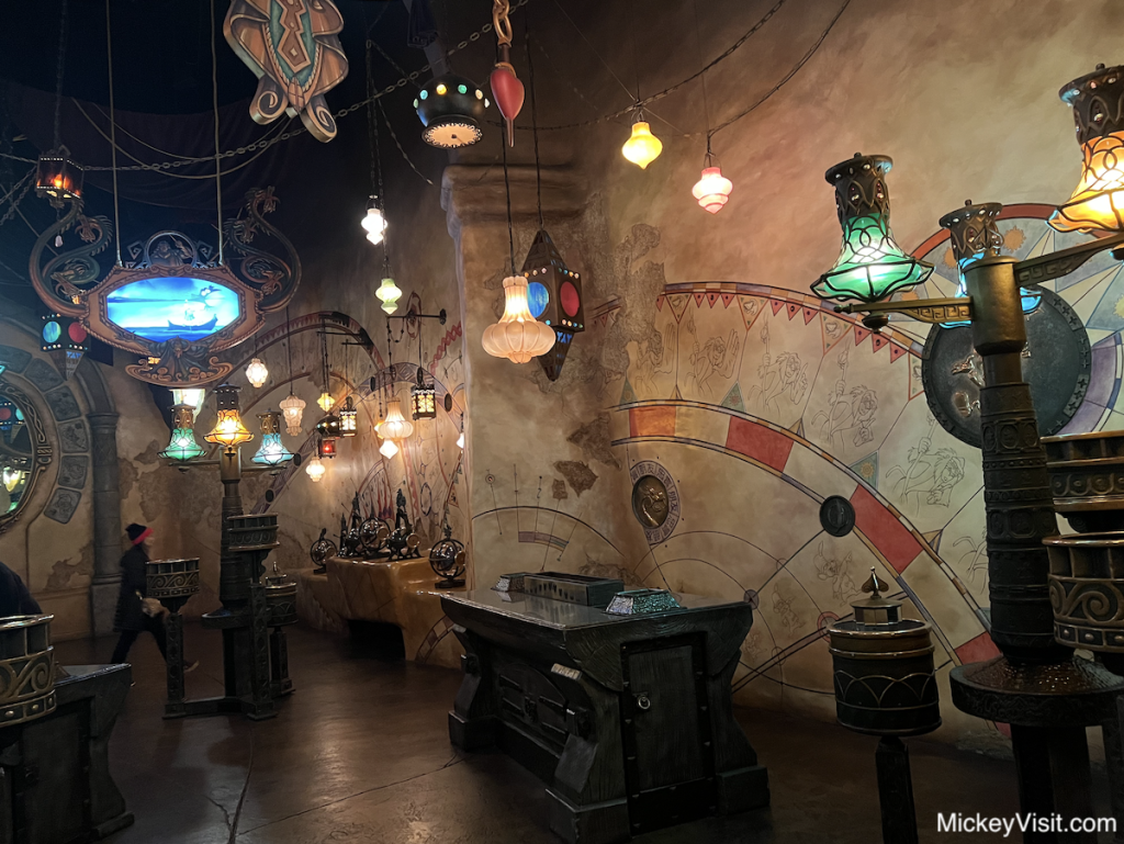 20 Secret Disneyland Quiet Spots Many Regulars Don't Even Know