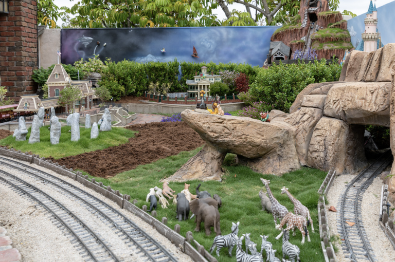 Architect Built Mini-Disneyland in Backyard Over 25 Years - You Have to ...
