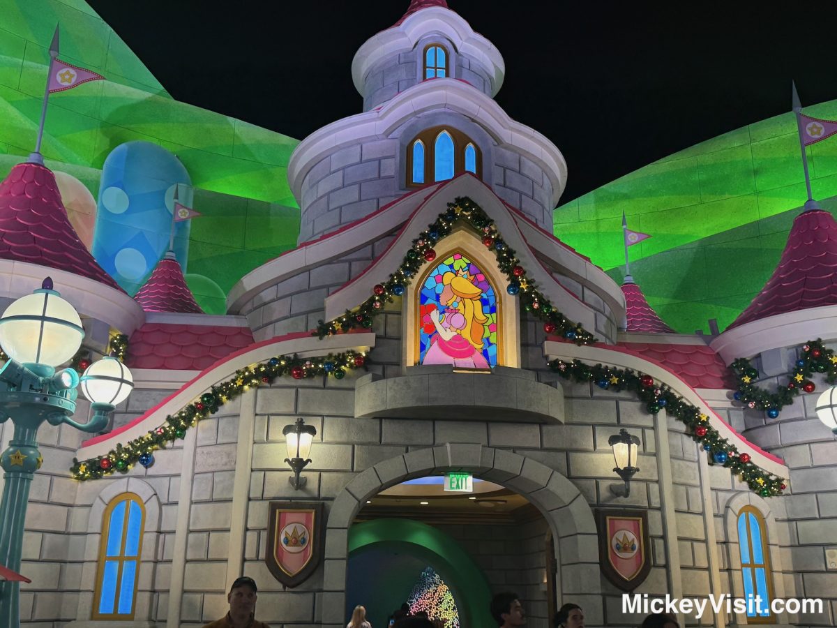Christmas Comes to Super Nintendo World for First Time - Mickey Visit ...