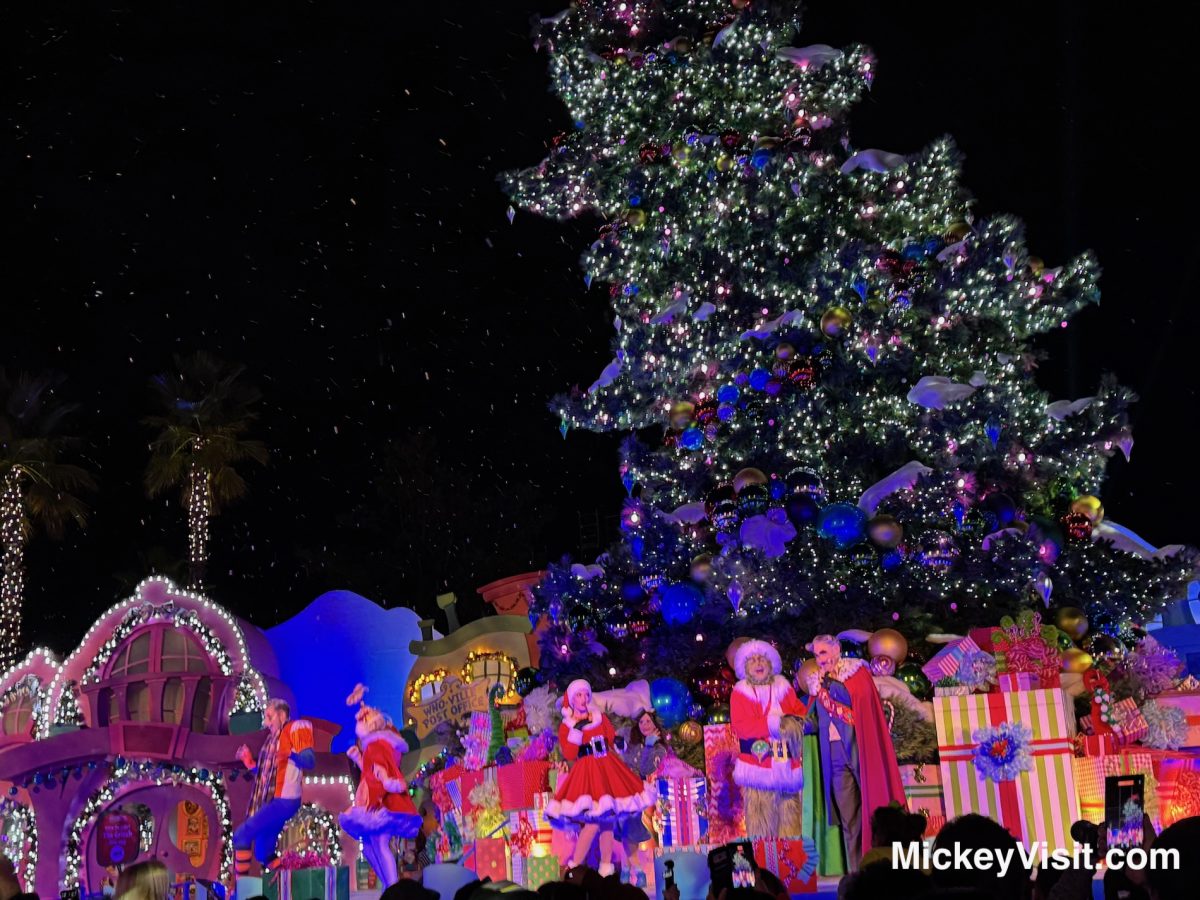 How to Meet the Grinch at Universal Studios Hollywood - Mickey Visit ...