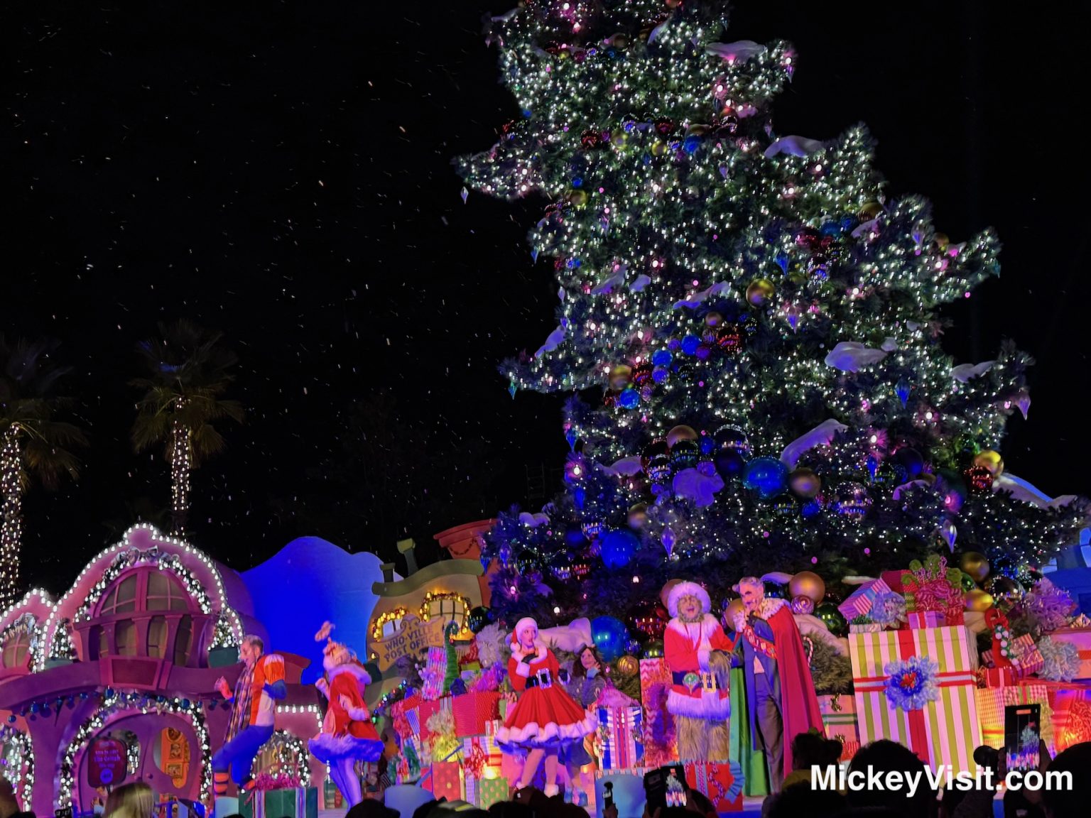 How to Meet the Grinch at Universal Studios Hollywood - Mickey Visit ...