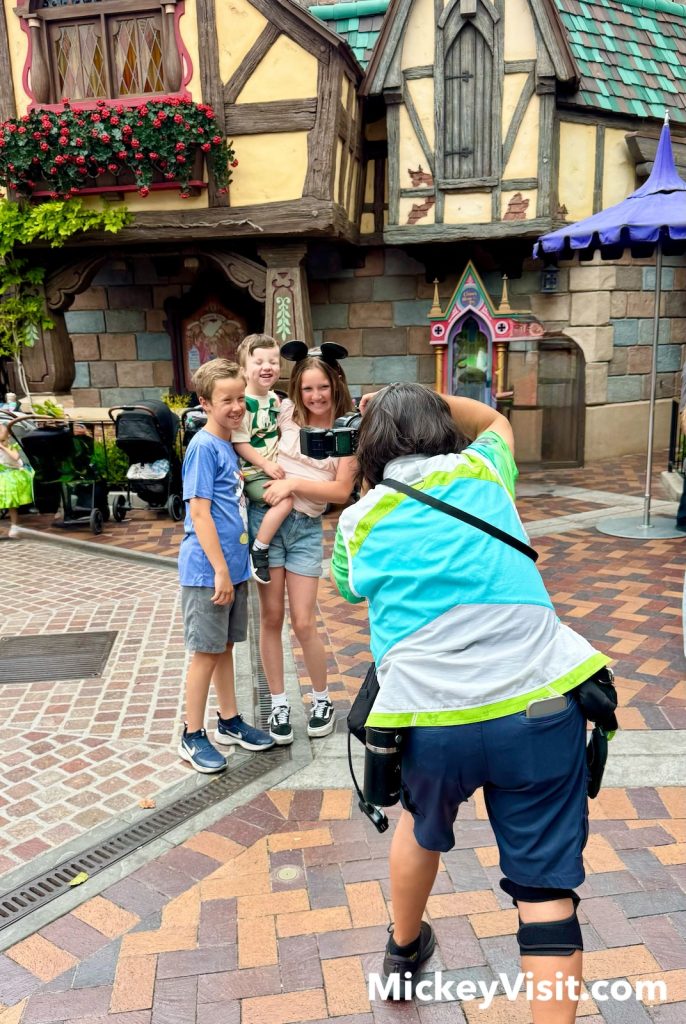 Disneyland Quietly Reintroduces Cool Private Photoshoot Experience ...