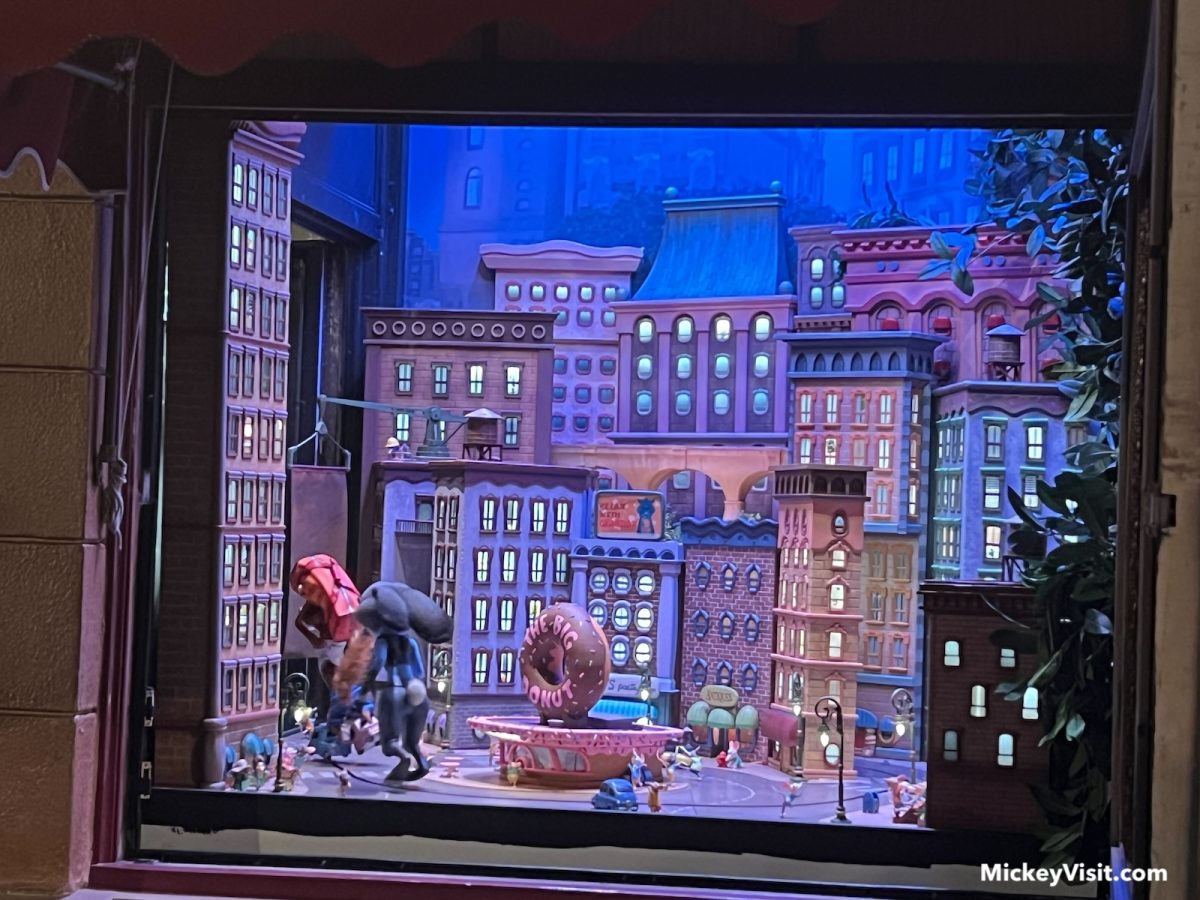 New Disneyland Animated Addition Added to Main Street - Mickey Visit ...