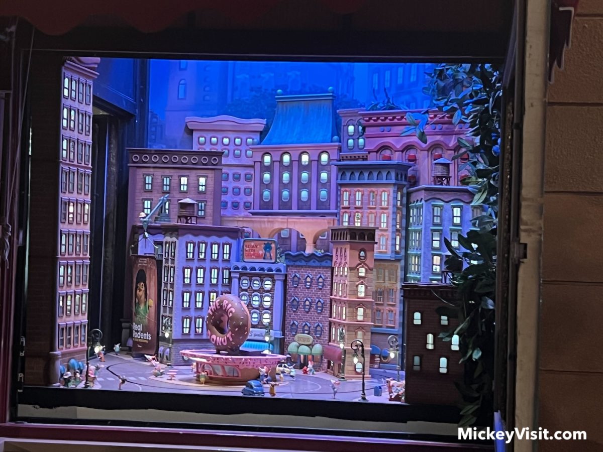 New Disneyland Animated Addition Added to Main Street - Mickey Visit ...