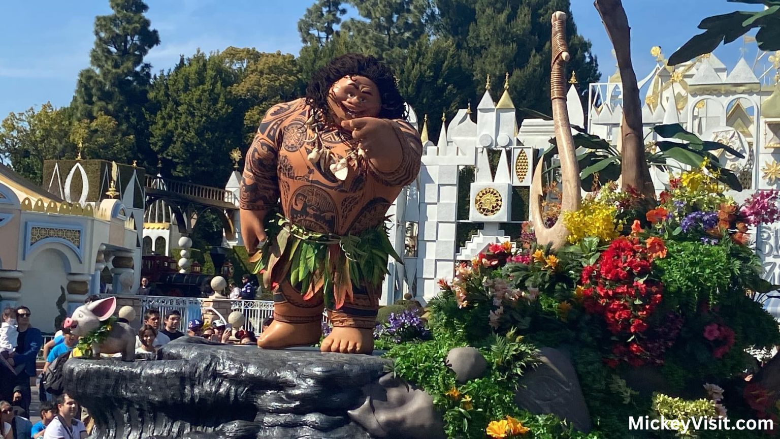 10 Weird Things Guests Try to Do at Disney Character Meet-and-Greets