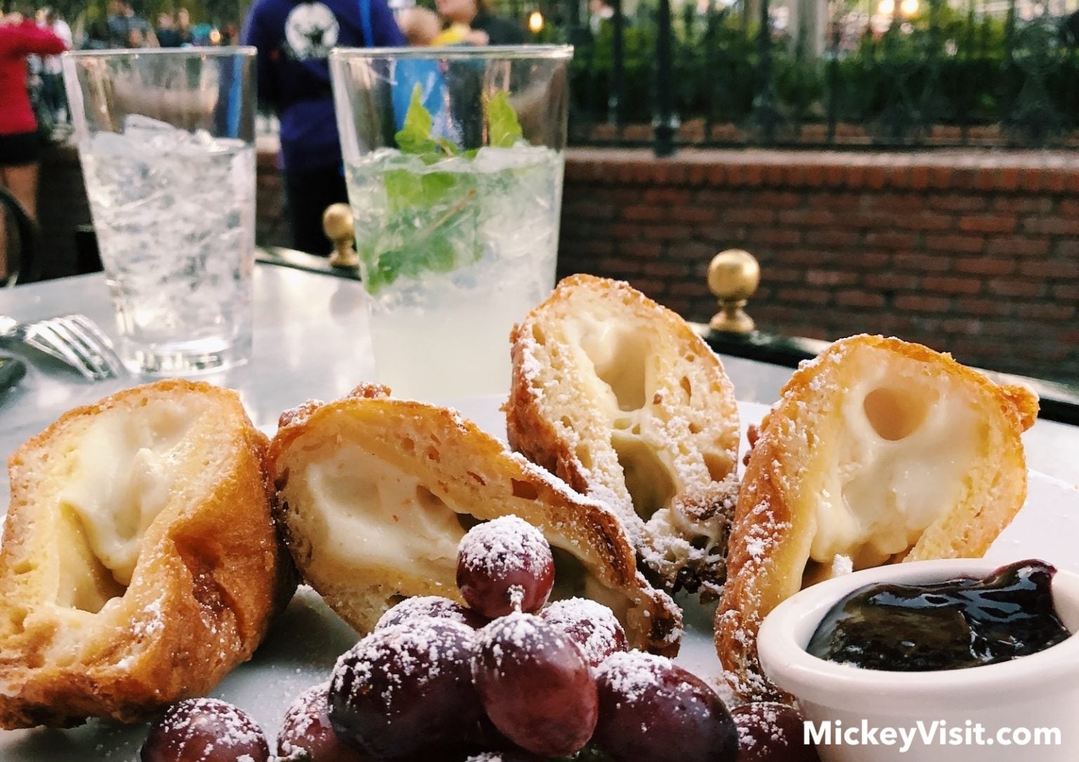 Disneyland Announces New Free Dining Cards For Magic Key Annual Passholders